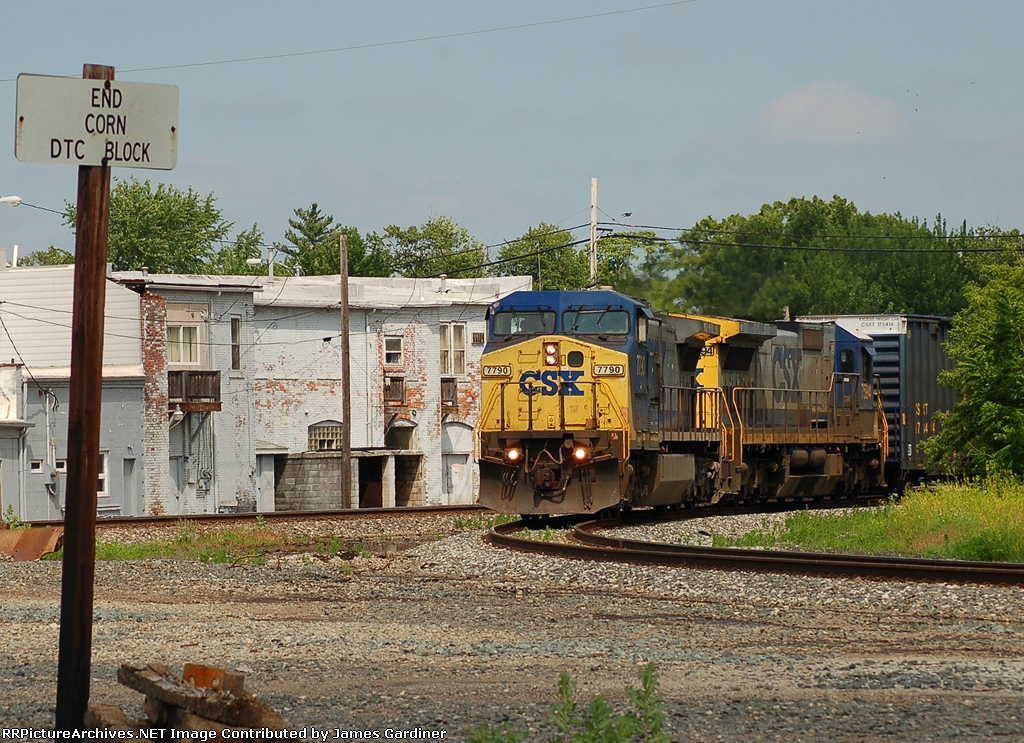CSX!Q231 making the turn south